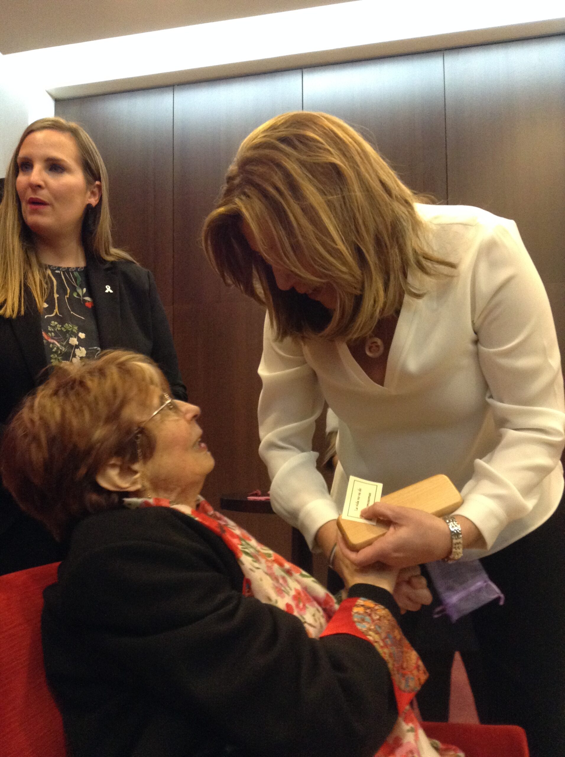 Juana Zarzuela, vicepresidenta de DOWN ESPAÑA, recibe el premio ... Juana Zarzuela, vicepresidenta de DOWN ESPAÑA, recibe el premio ...
